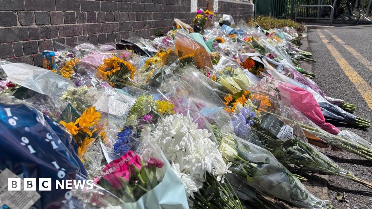 Poynton: Flowers and tributes left for boys killed on railway - BBC News