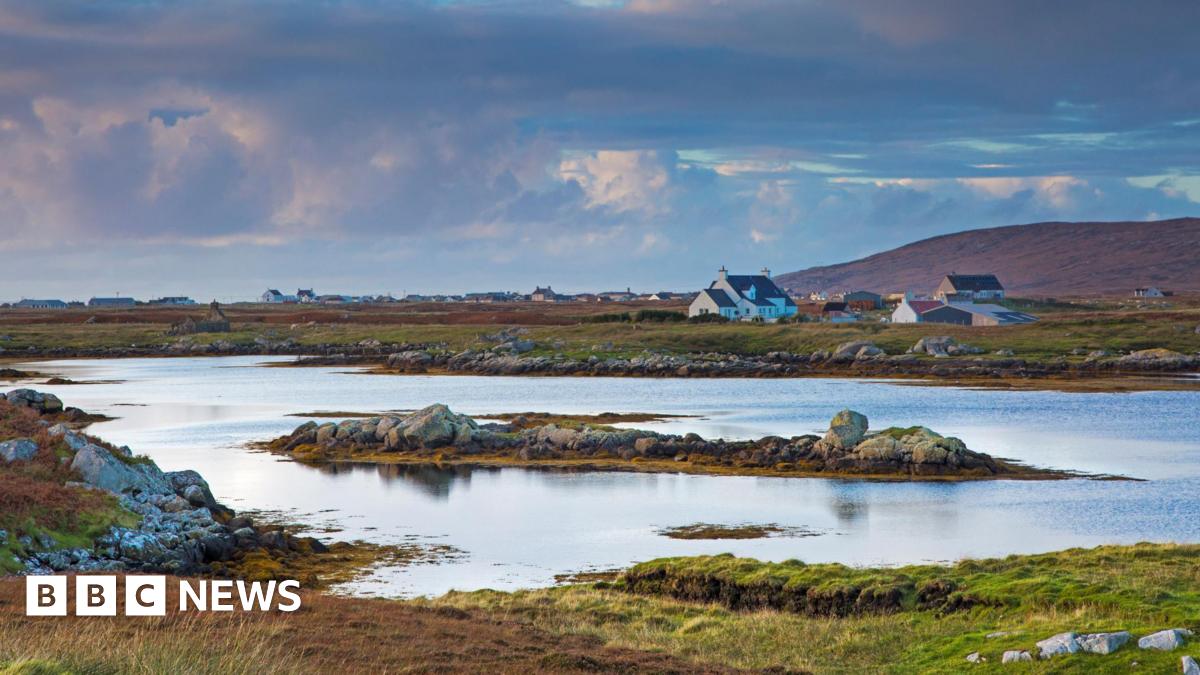 Plan for new Skye to South Uist sub-sea cable progresses - BBC News
