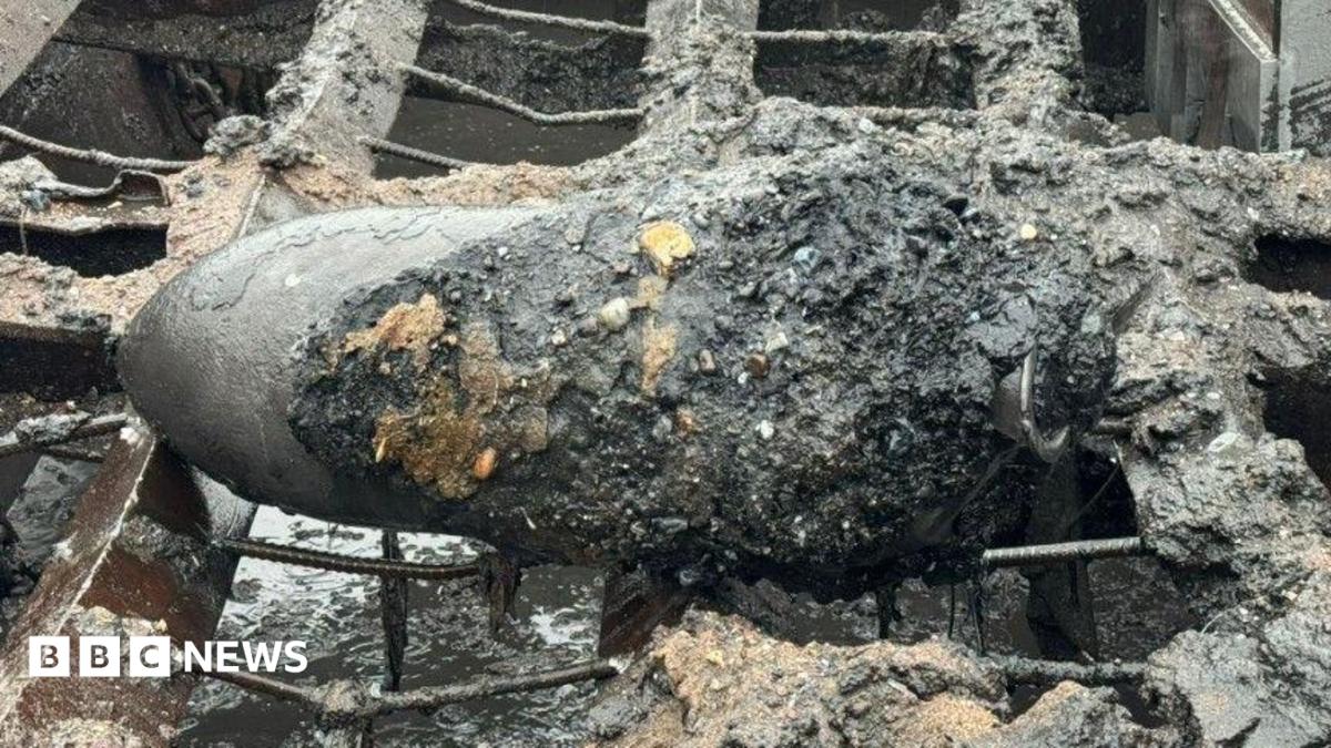 WW2 bombs found in Exmouth and Plymouth removed and destroyed - BBC News