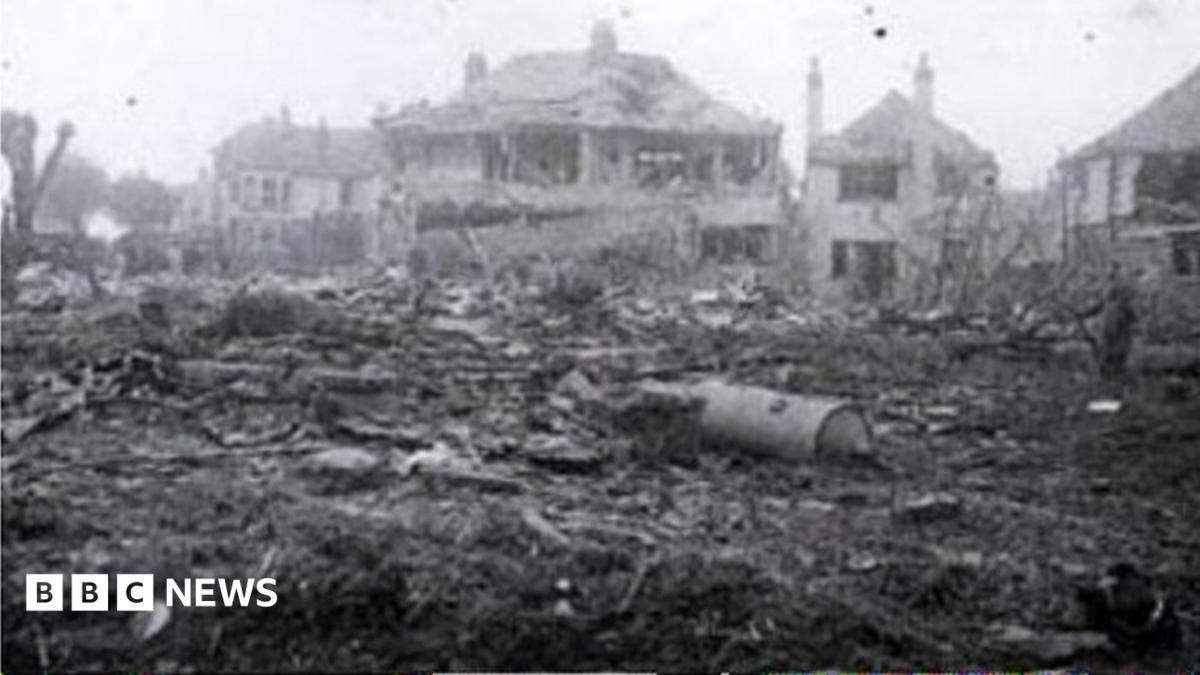 First civilian WW2 death victims honoured in Clacton - BBC News