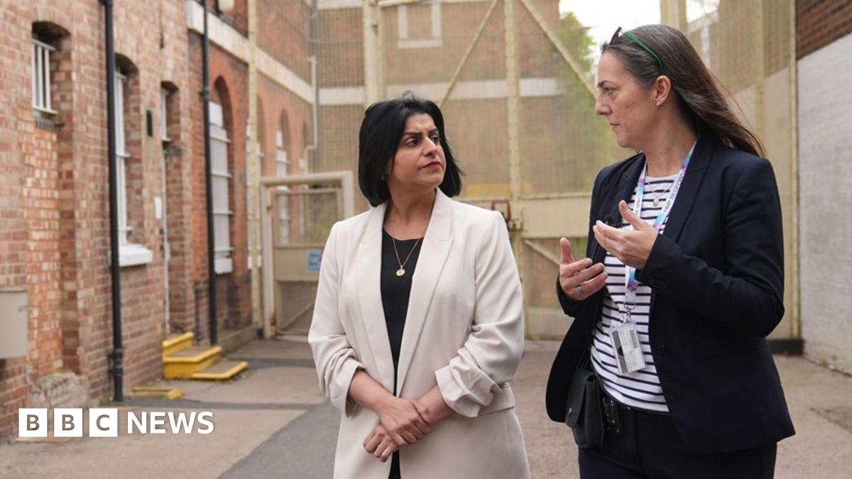 Government to consider scrapping short jail terms - BBC News