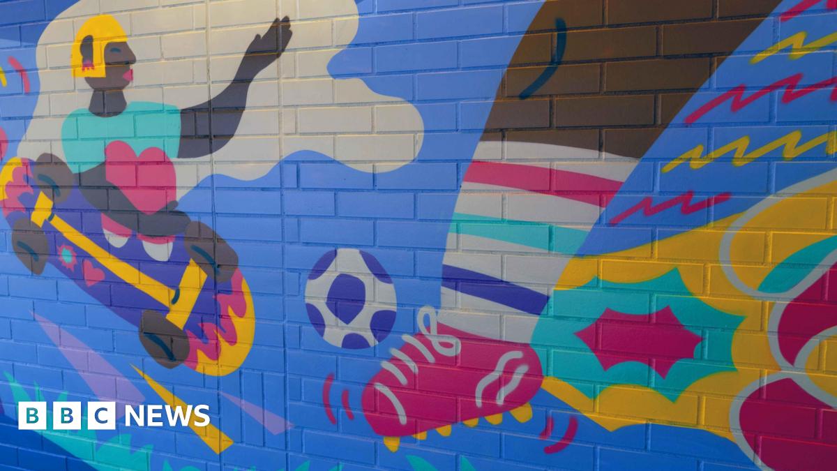 Redbridge mural showcases local history - BBC News