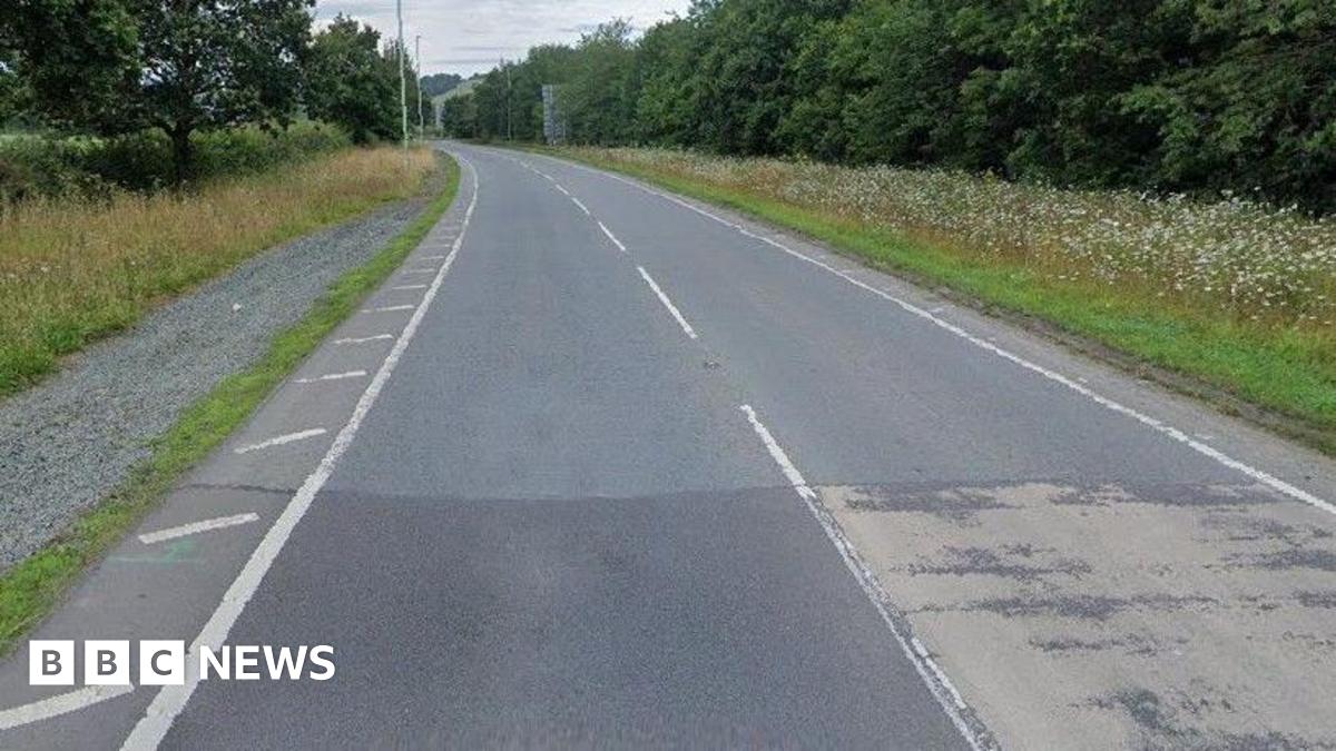 Powys: Arrests after driver dies in three-car crash near Welshpool - BBC News