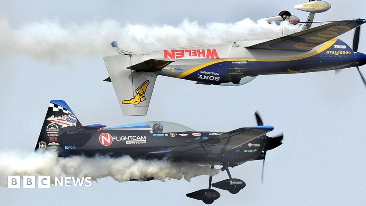 Rob Holland: Stunt pilot killed in plane crash - BBC News