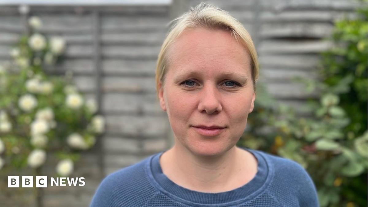 Booking.com guests turning up at family's home in Plumstead - BBC News