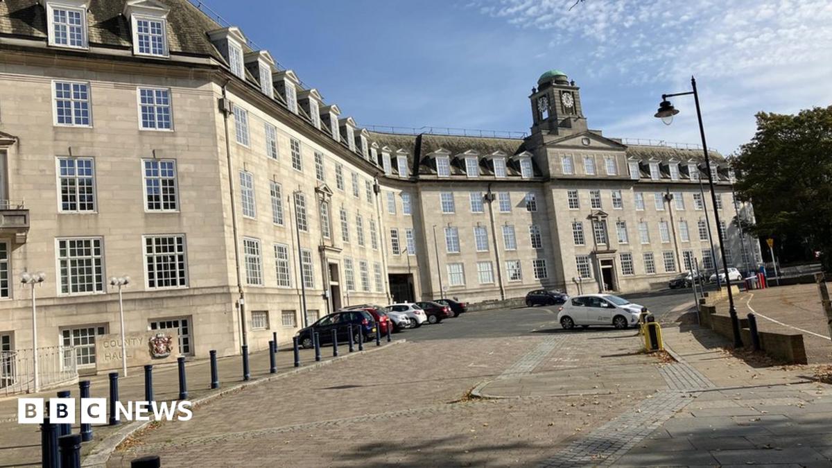 Kent County Council must be leaner, says financial report - BBC News