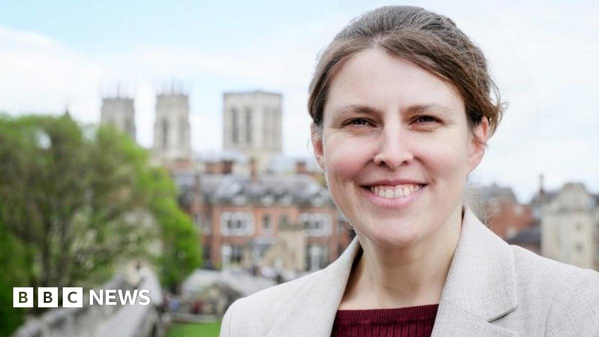 York fire cuts would put people at risk, warns Labour MP - BBC News