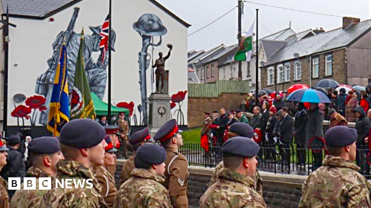 Remembrance Sunday events held across Wales - BBC News