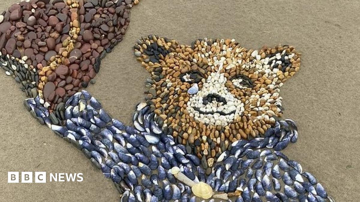 Family create Paddington Bear beach art for Queen - BBC News