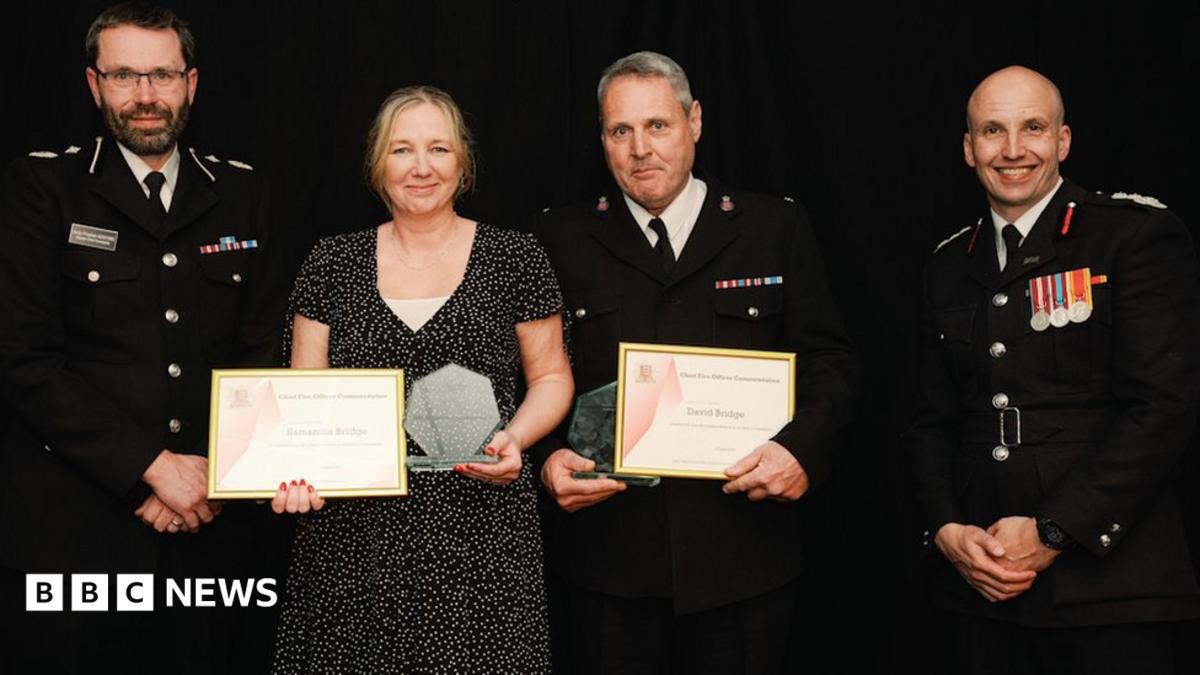 Essex police couple commended for fire rescue - BBC News