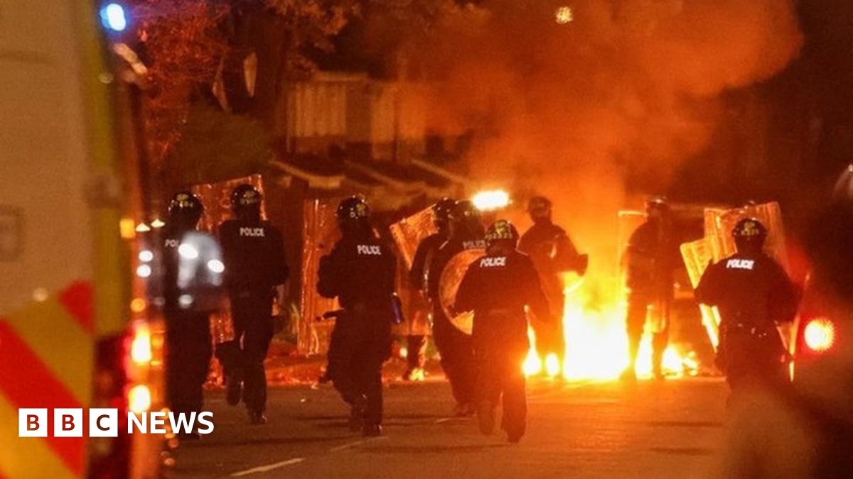 Riot police called as youths rampage in Dundee - BBC News
