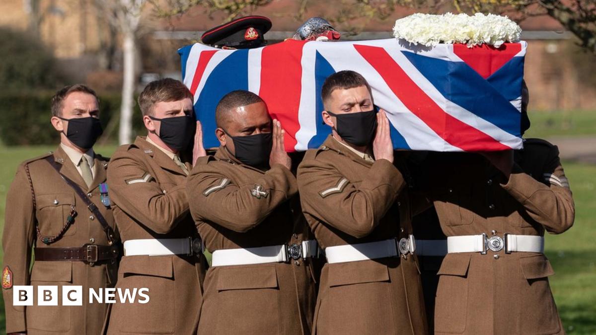Tributes paid by Captain Sir Tom's family at funeral - BBC News
