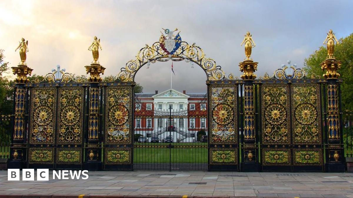 Warrington to join Cheshire devolution bid - BBC News