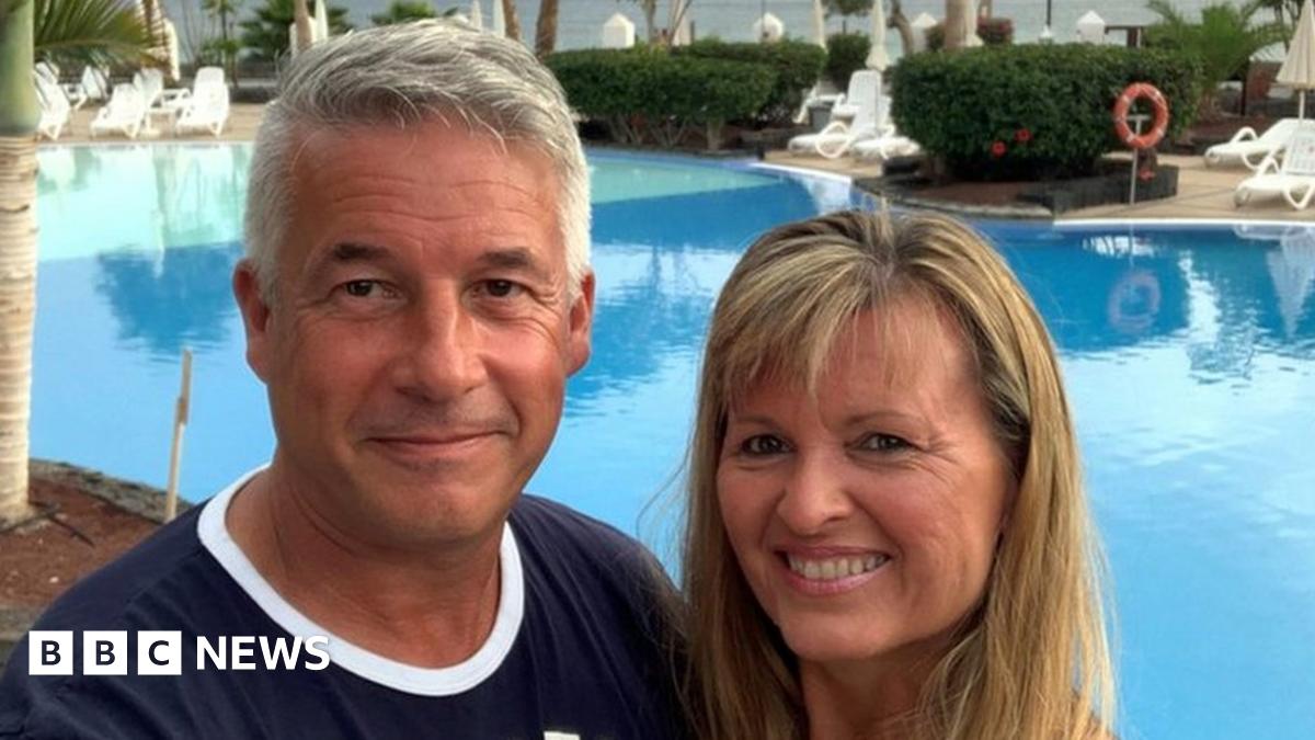 Couple engaged after Bournemouth Airport flight delay romance - BBC News