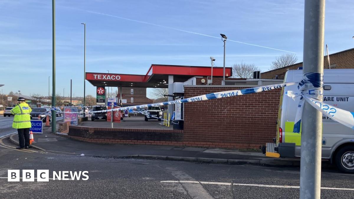 Nottingham: Murder arrests after man stabbed at petrol station - BBC News