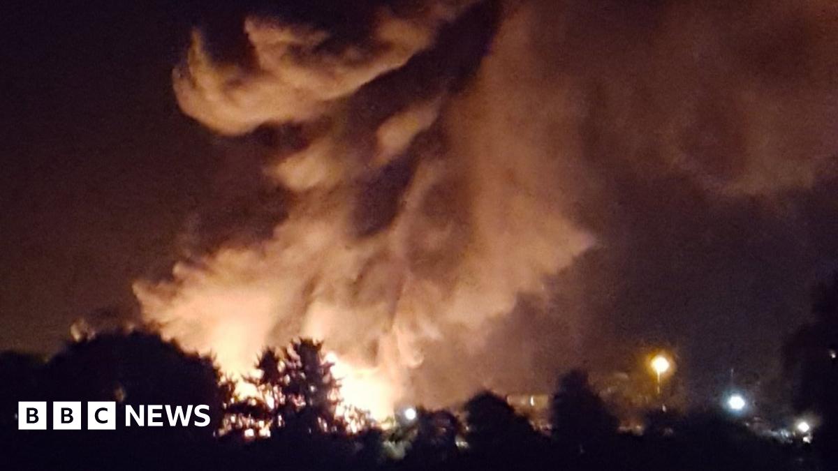 Highbridge fire: Caravans destroyed in yard blaze - BBC News