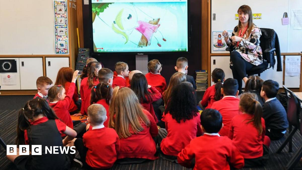 Covid in Scotland: No decision yet on self-isolation rules - BBC News