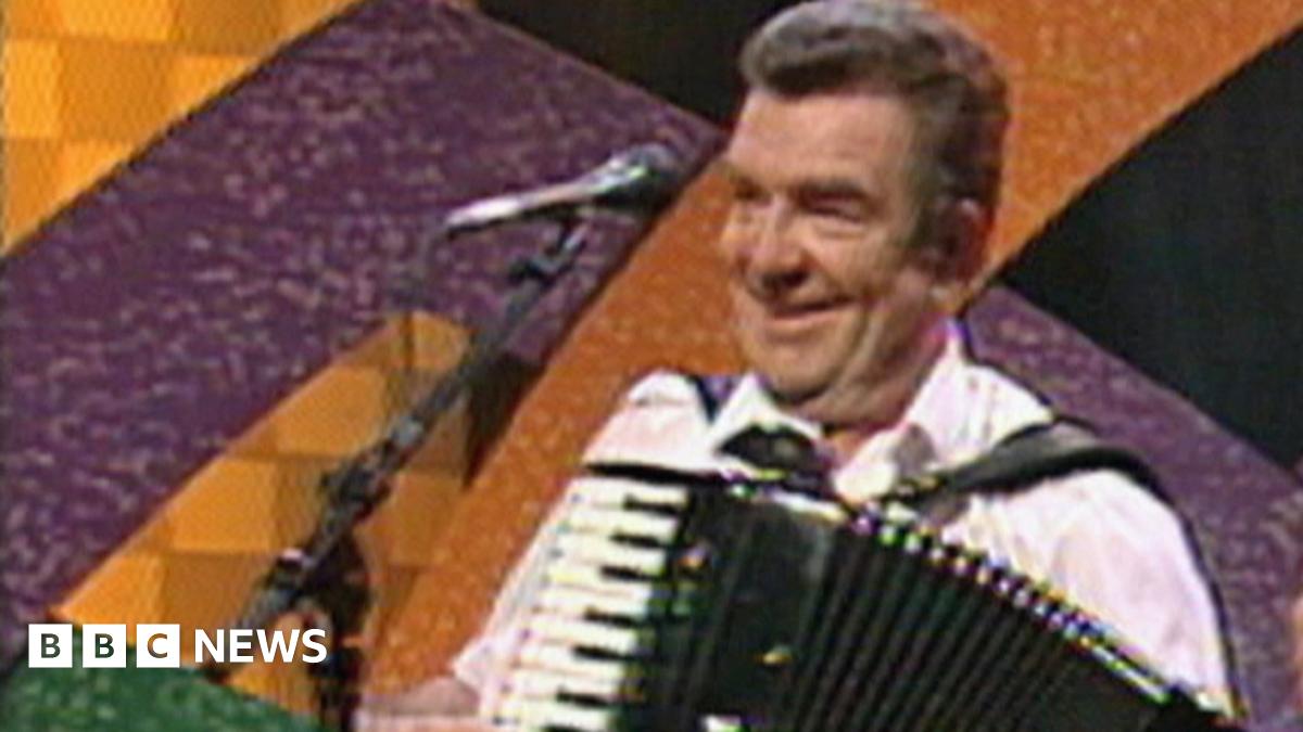 Tom Alexander of The Alexander Brothers dies aged 85 - BBC News