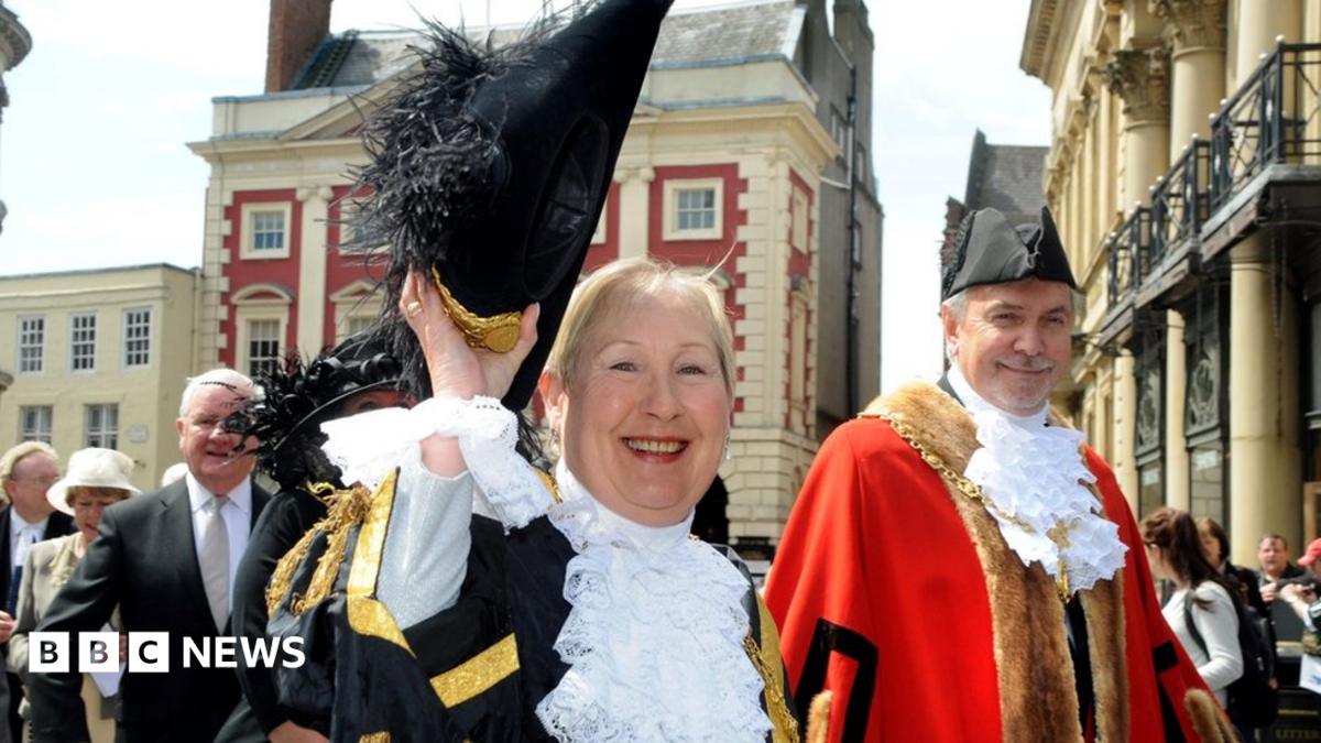 Lord Mayor of York 'sorry' over emails - BBC News