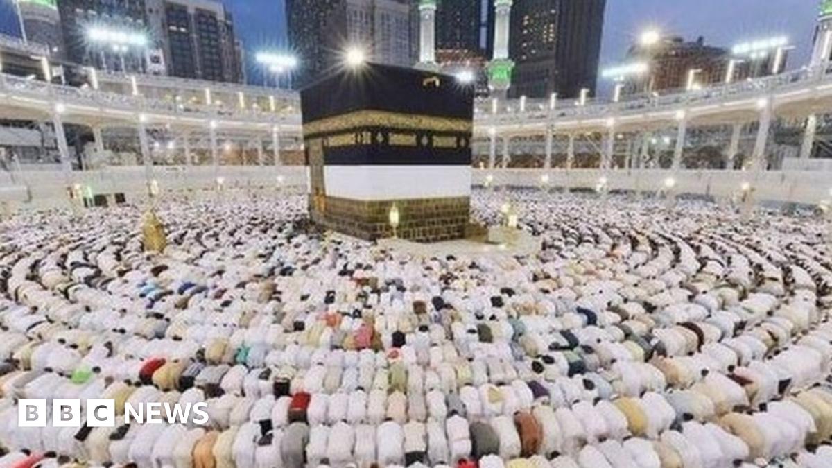 Why do thousands want to show off Mecca on a chat app? - BBC News