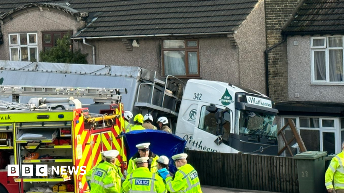 Purfleet: Man dies after lorry crashes into row of houses - BBC News