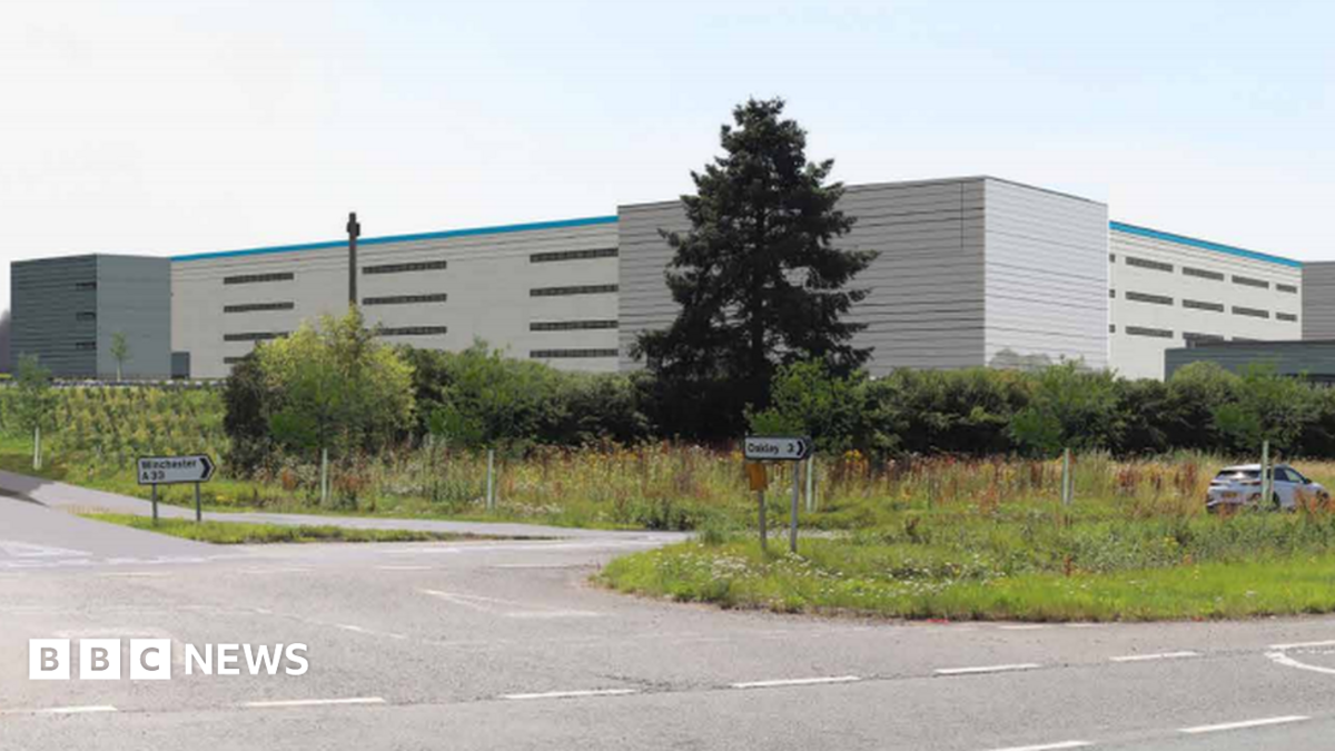 Basingstoke warehouse creating 1,400 jobs approved by council - BBC News