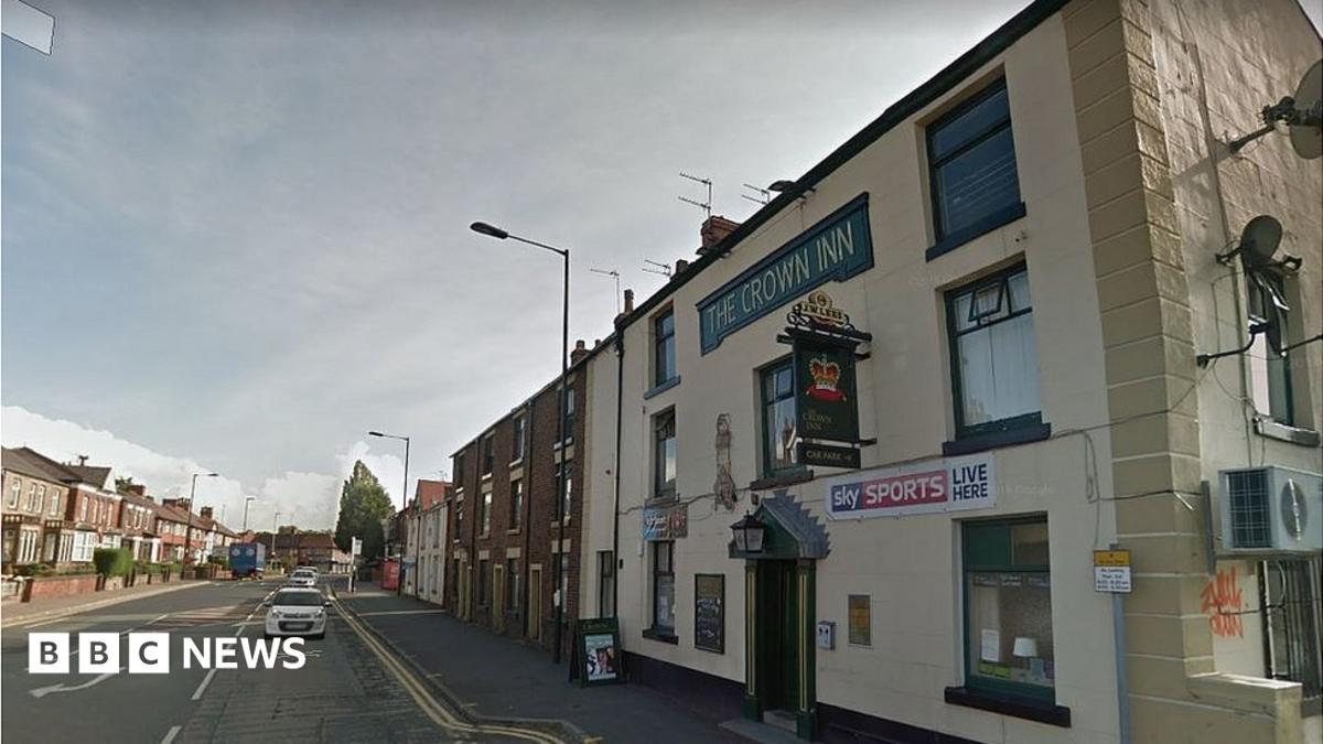 Middleton crash: GMP officer cut free after hitting lamppost - BBC News