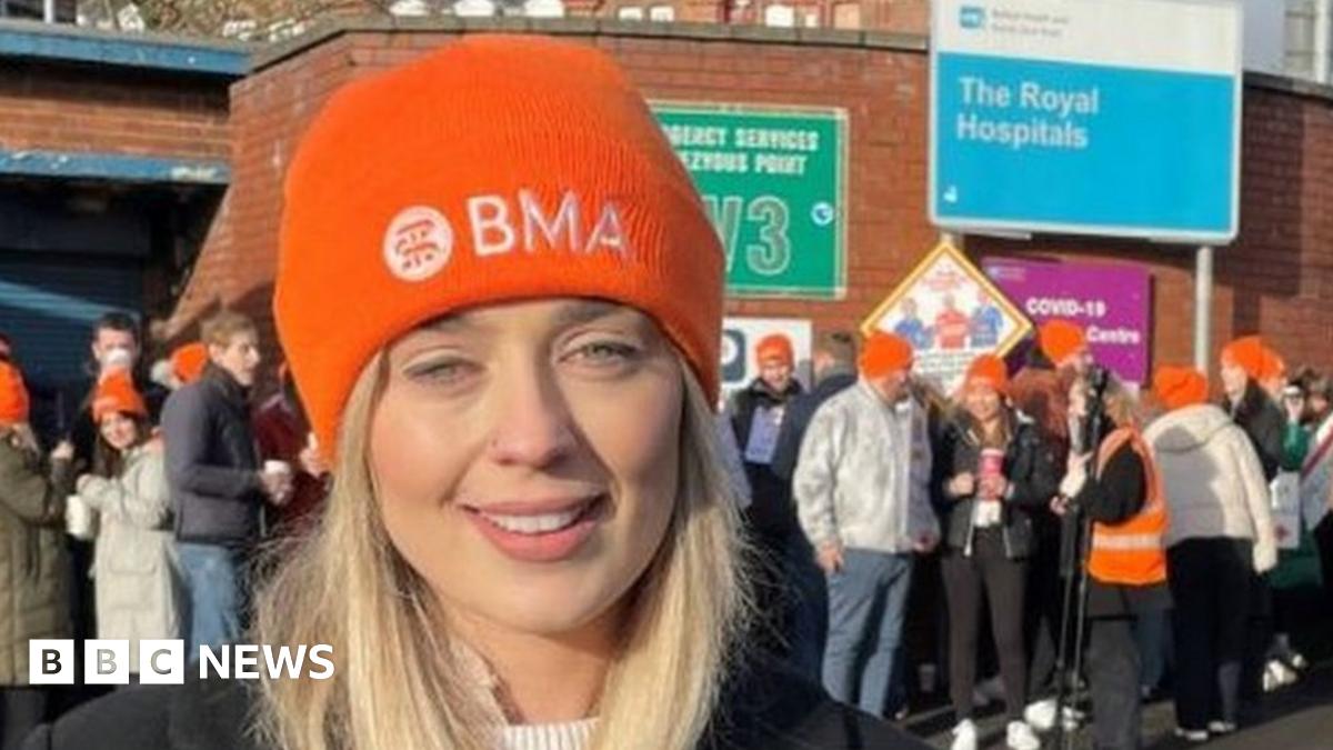 Junior doctors in Northern Ireland to stage further walkouts - BBC News