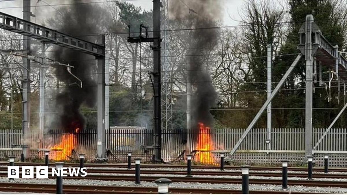 Maidenhead track-side fire causes disruption to rail services - BBC News