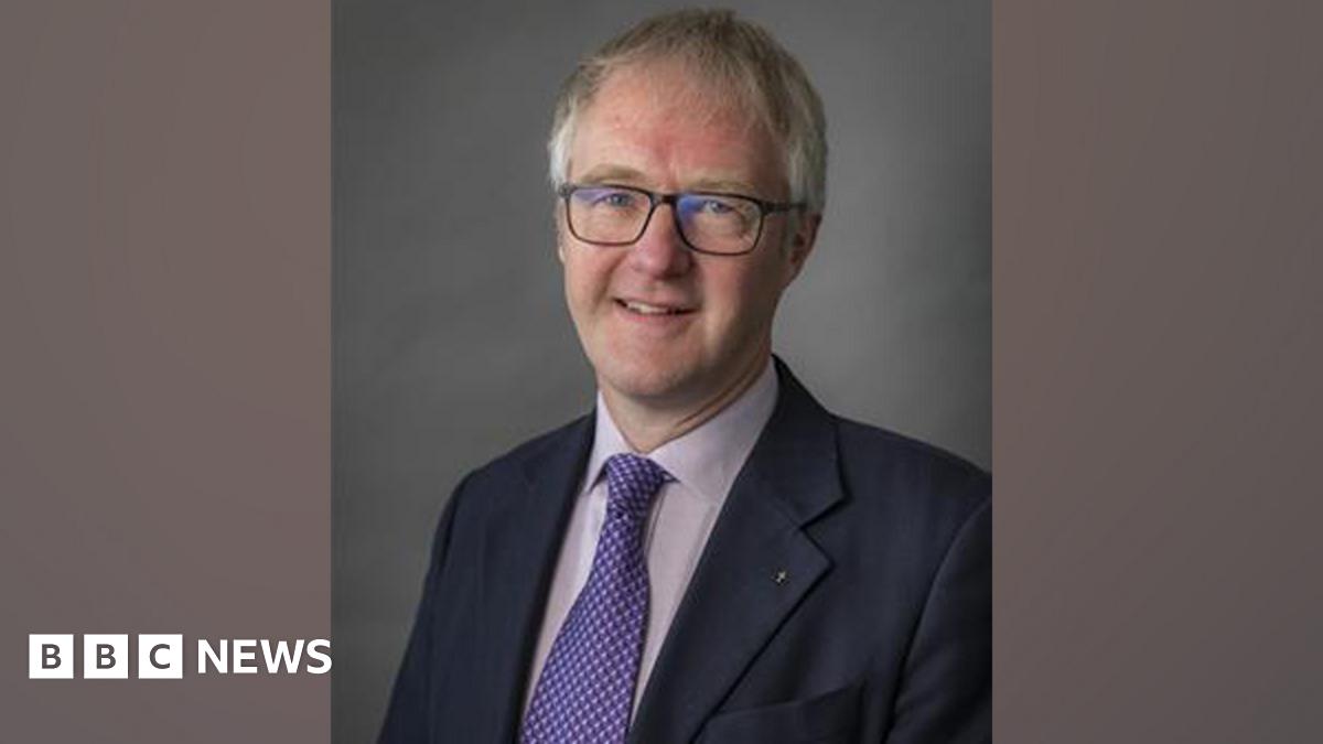 Cheshire East Council re-elects leader and deputy after election - BBC News