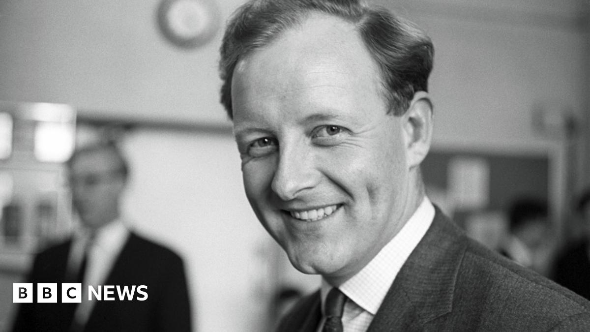 Obituary: Frank Bough - BBC News