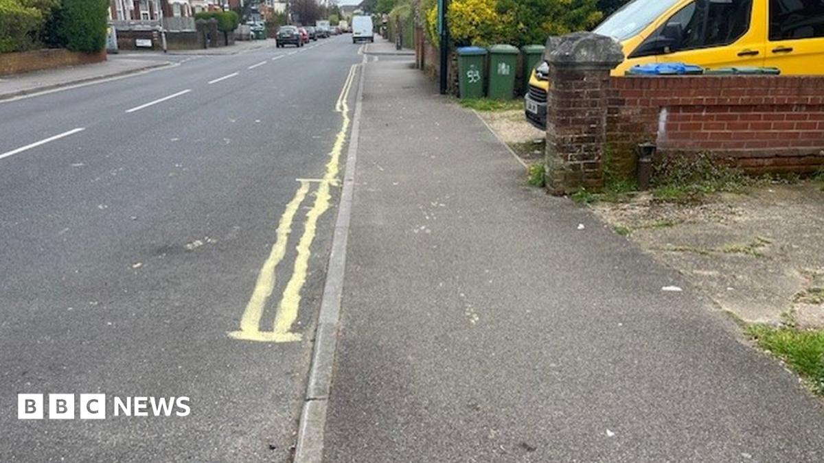 DIY double yellow lines painted on Southampton road - BBC News