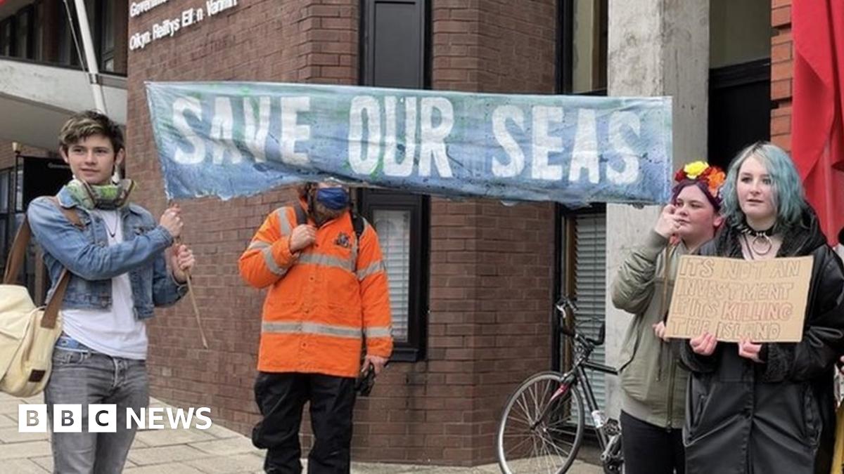 Climate protesters call for ban on Manx fossil fuel extraction - BBC News