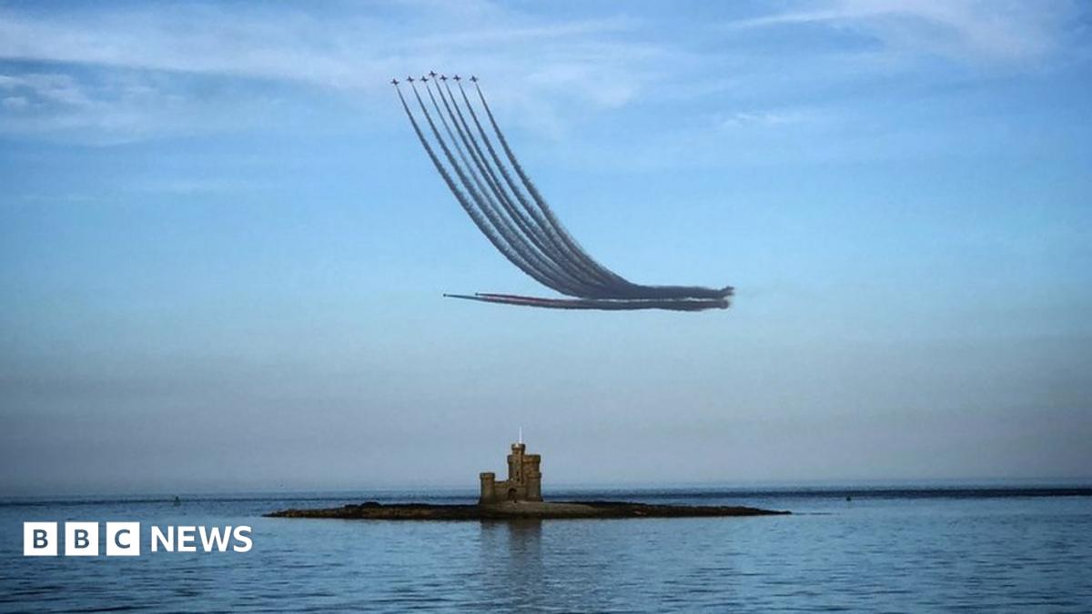 Isle of Man TT 2019: Red Arrows confirm 40th Isle of Man display - BBC News