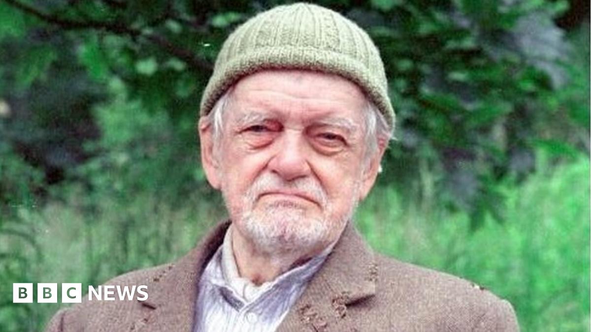 Compo costume from Last of the Summer Wine up for auction - BBC News