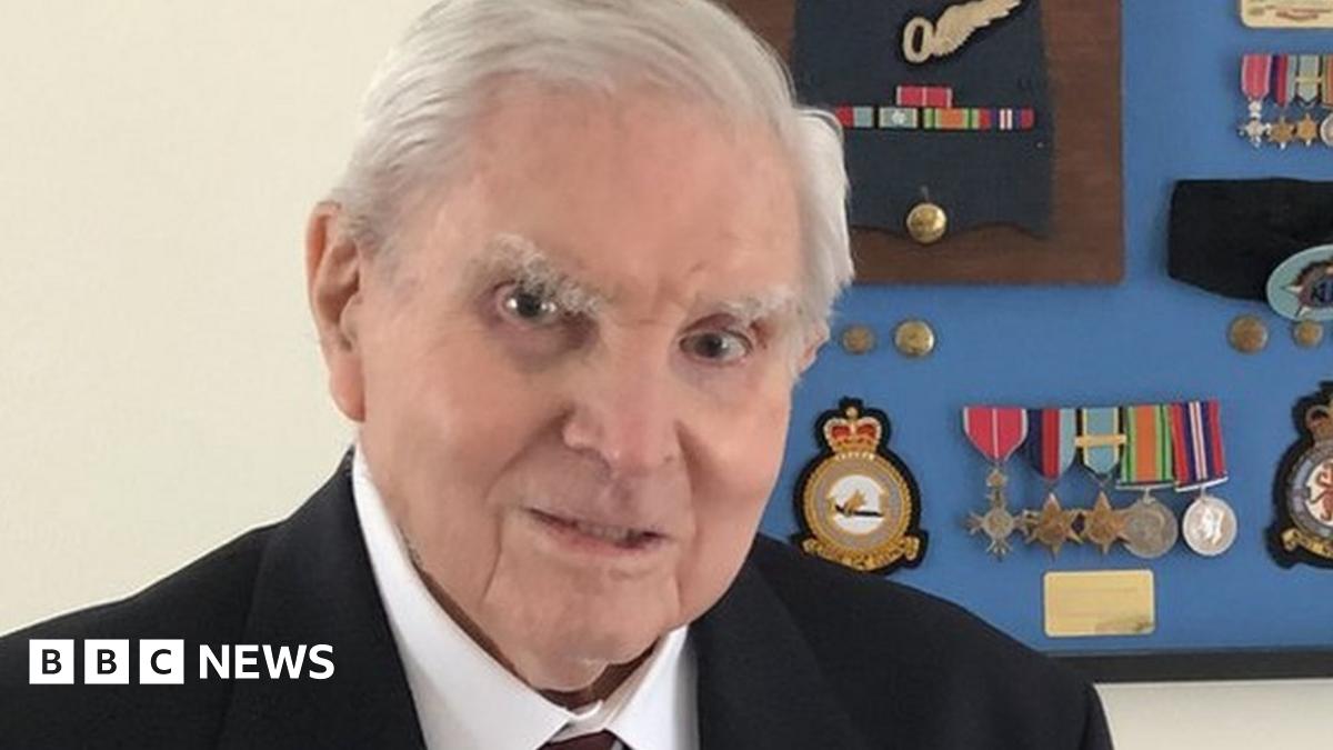 RAF veteran Stanley Booker, 98, awarded Legion D'Honneur - BBC News