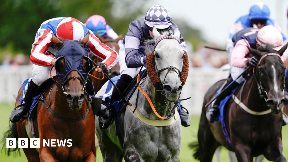 Wiltshire in Pictures: Salisbury races, summer scenes and choirs - BBC News