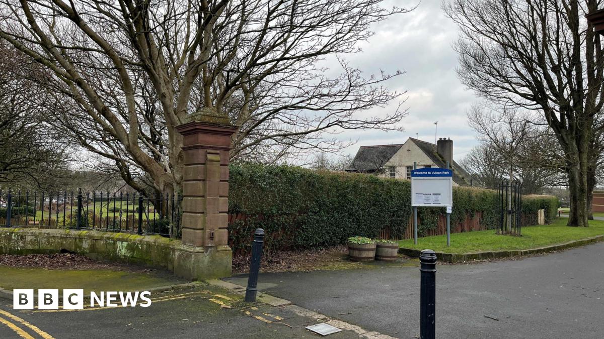 Workington's Vulcan Park to bring back tennis courts - BBC News