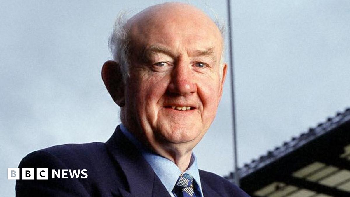 St Helens bids farewell to rugby league legend Ray French - BBC News