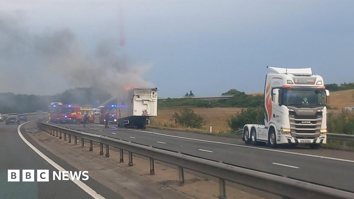 M11 reopened after lorry fire between Duxford and Newmarket - BBC News