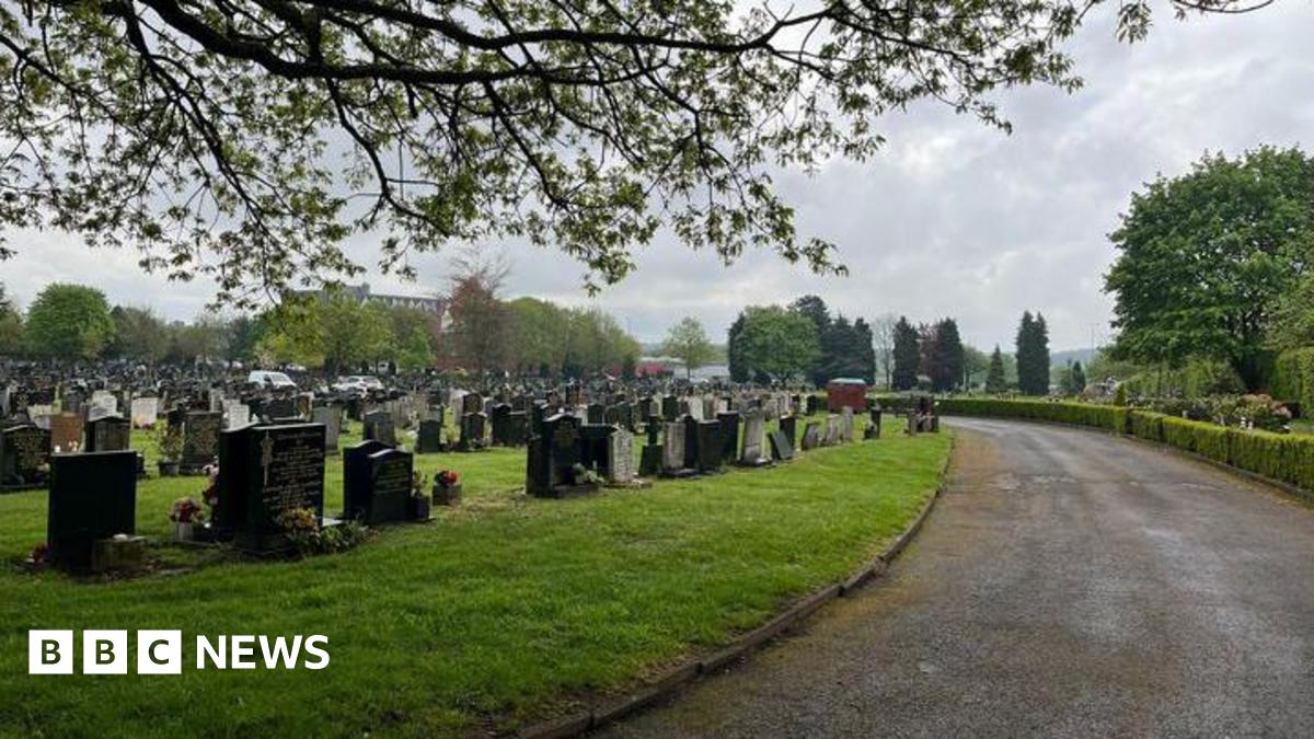 Unlawful Mansfield cemetery firework display 'disrespectful' - BBC News