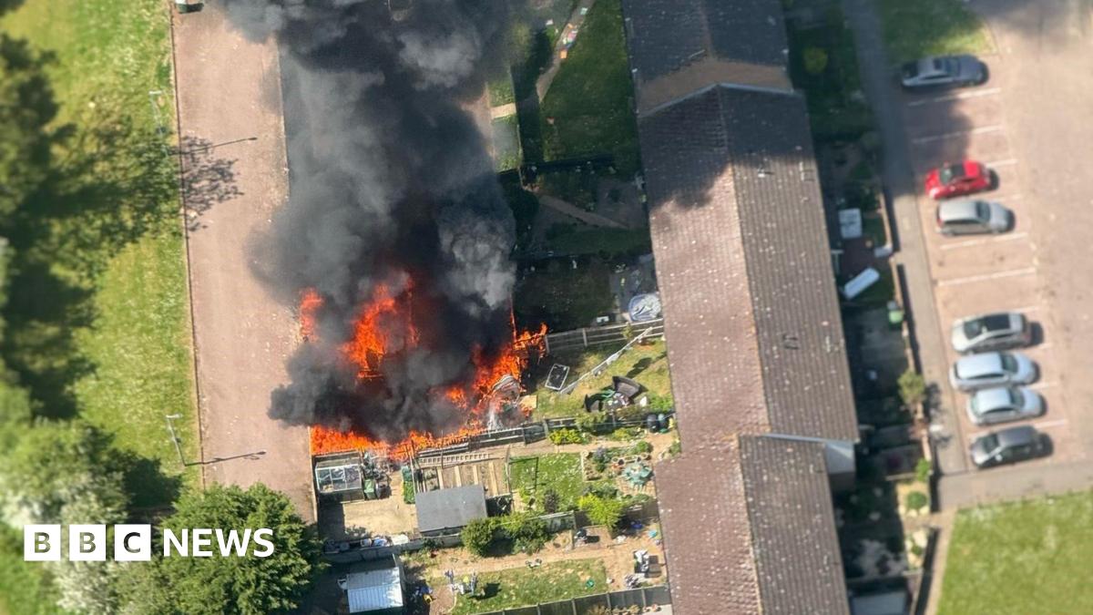 Tonbridge caravan fire burns behind row of houses - BBC News