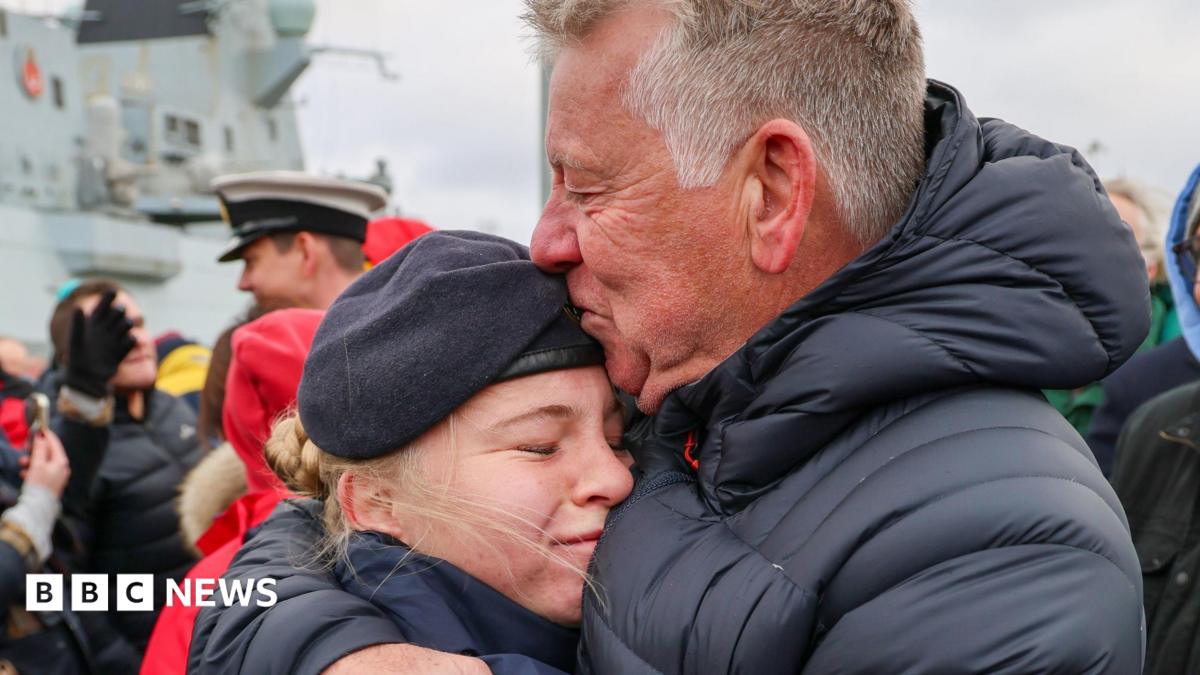 HMS Duncan returns to Portsmouth in time for Christmas - BBC News