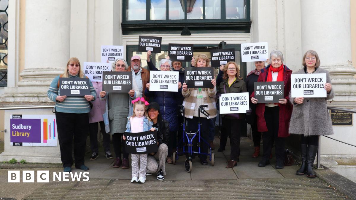 5,000 sign petition against planned Suffolk libraries change - BBC News