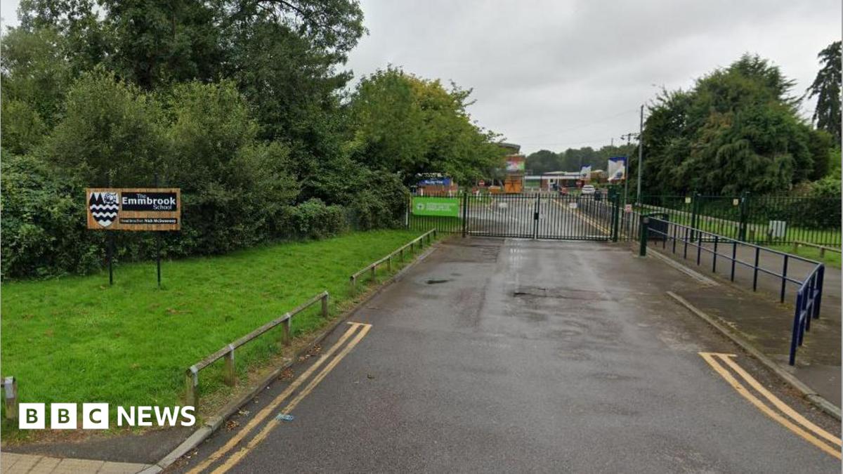 Thousands sign petition calling for new Wokingham sixth form - BBC News