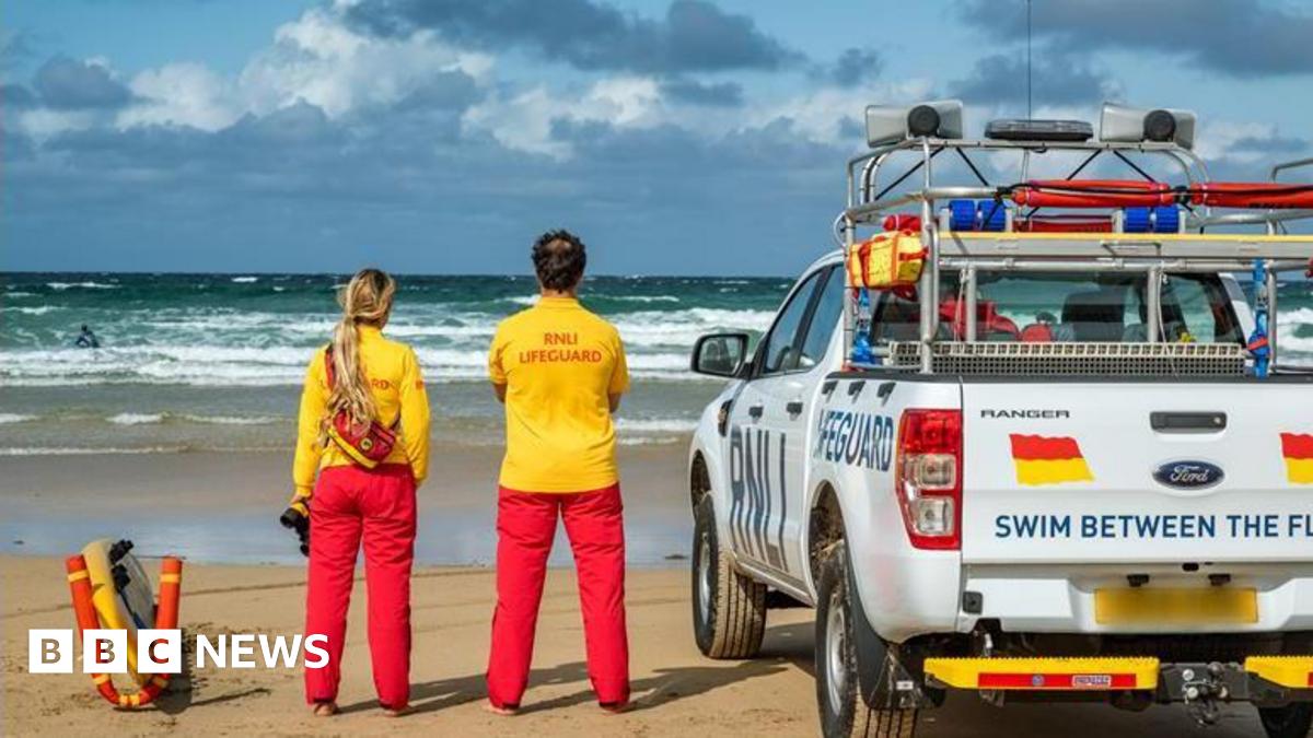 RNLI seeks lifeguards in East Sussex - BBC News
