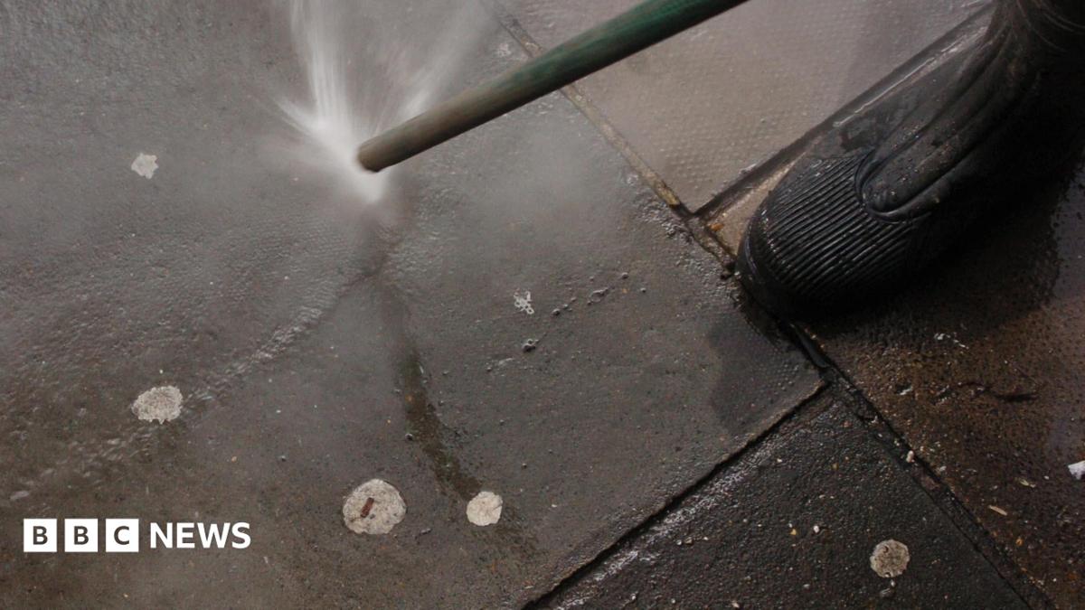 Rushmoor Borough Council gets funds to tackle chewing gum litter - BBC News