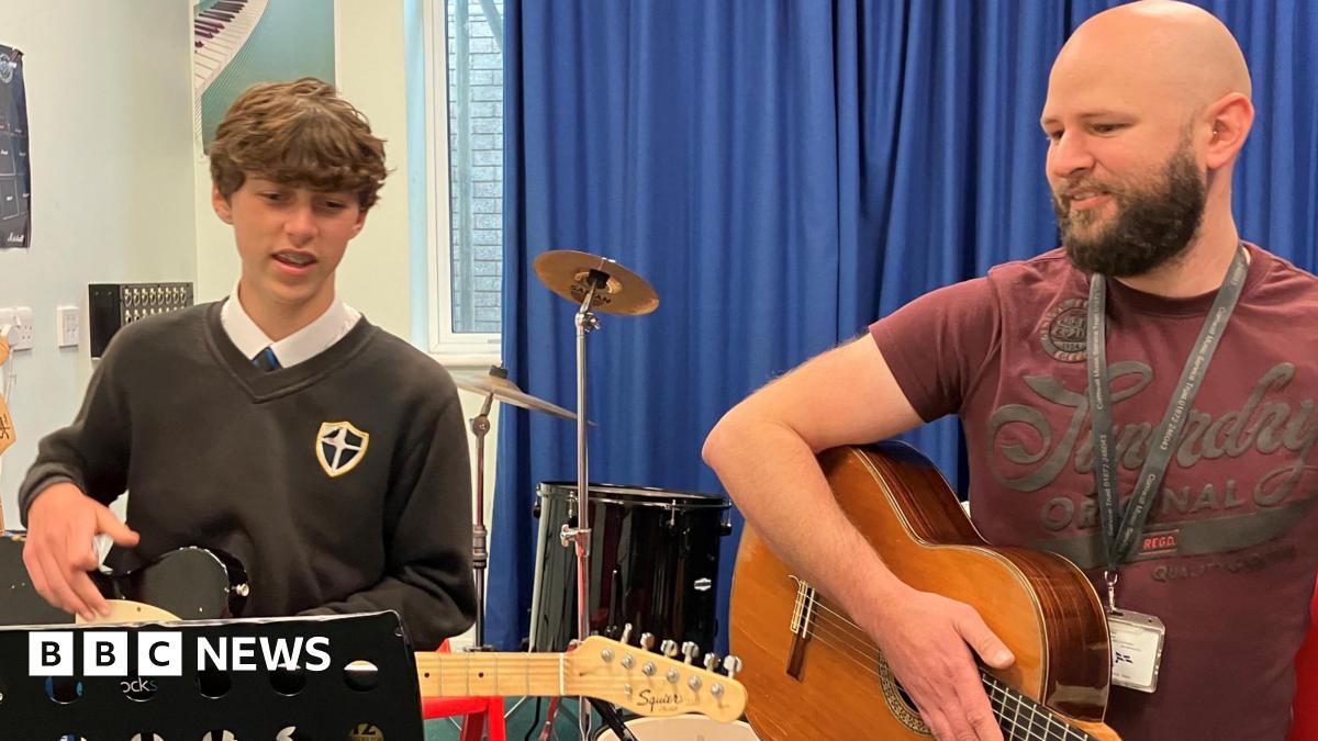 Pledge to give every Cornish child access to music - BBC News