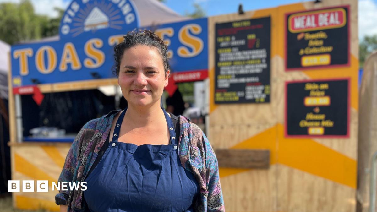 Ipswich chef says making 3,000 toasties at Latitude is dream job - BBC News