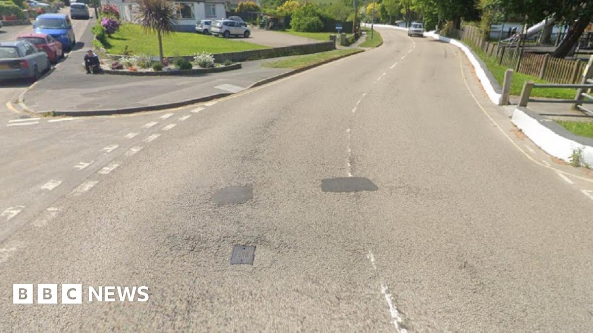 Police appeal after man seriously injured in crash in Cornwall - BBC News